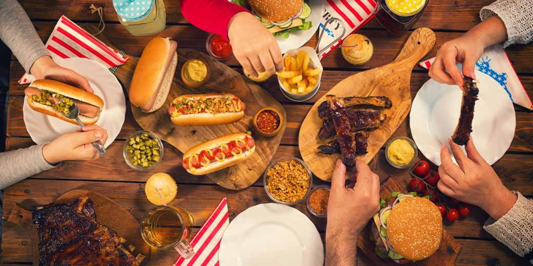 Late, rude and greedy! Bad-mannered manager loses at lunch