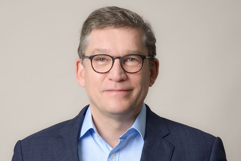 Finvia baut Geschäftsführung um, Co-CEO geht in den Beirat